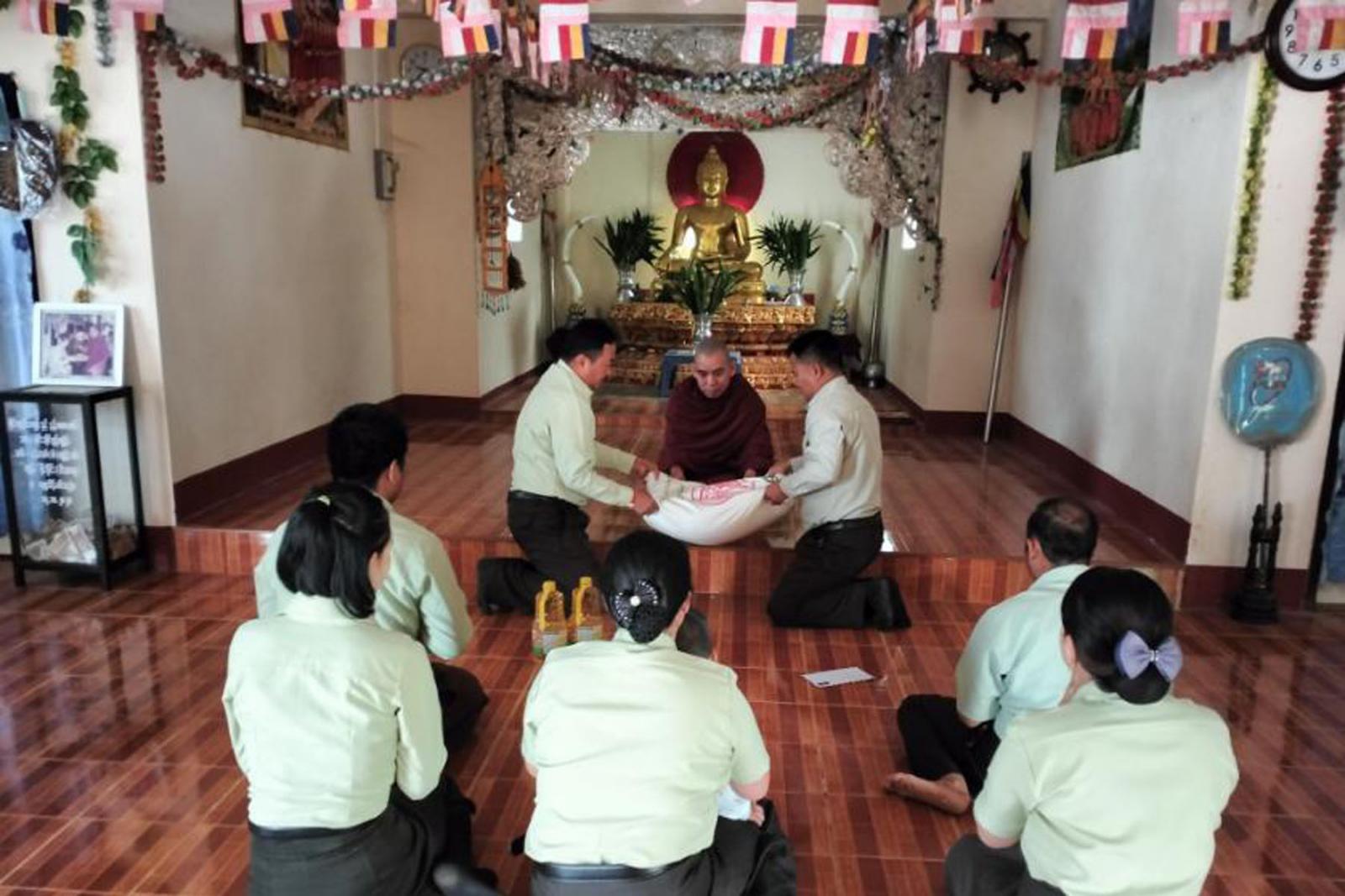 မိုင်းယုမြို့၌ ဘုန်းတော်ကြီးကျောင်းများသို့ ဆွမ်းဆန်များ ဆက်ကပ်လှူဒါန်း